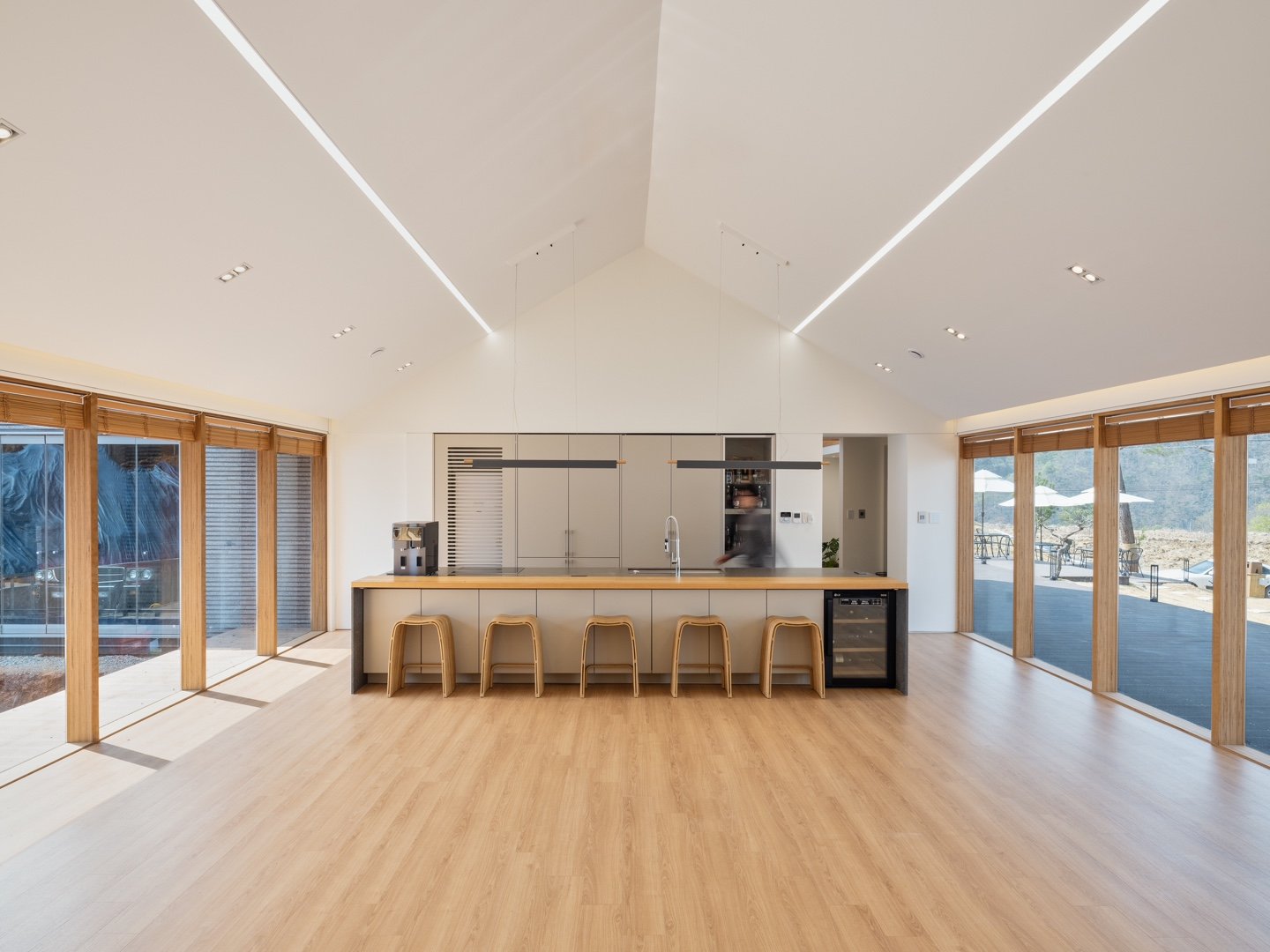 필름메이커스 커뮤니티 - 홍천의 모던한 주택(수영장 포함) 및 운영중인 카페 대여, 대관 합니다.(유튜브촬영, cf, 화보촬영가능)